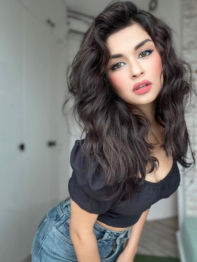 बोल्ड अदाओं से Avneet Kaur ने किया पारा हाई - E24 Bollywood